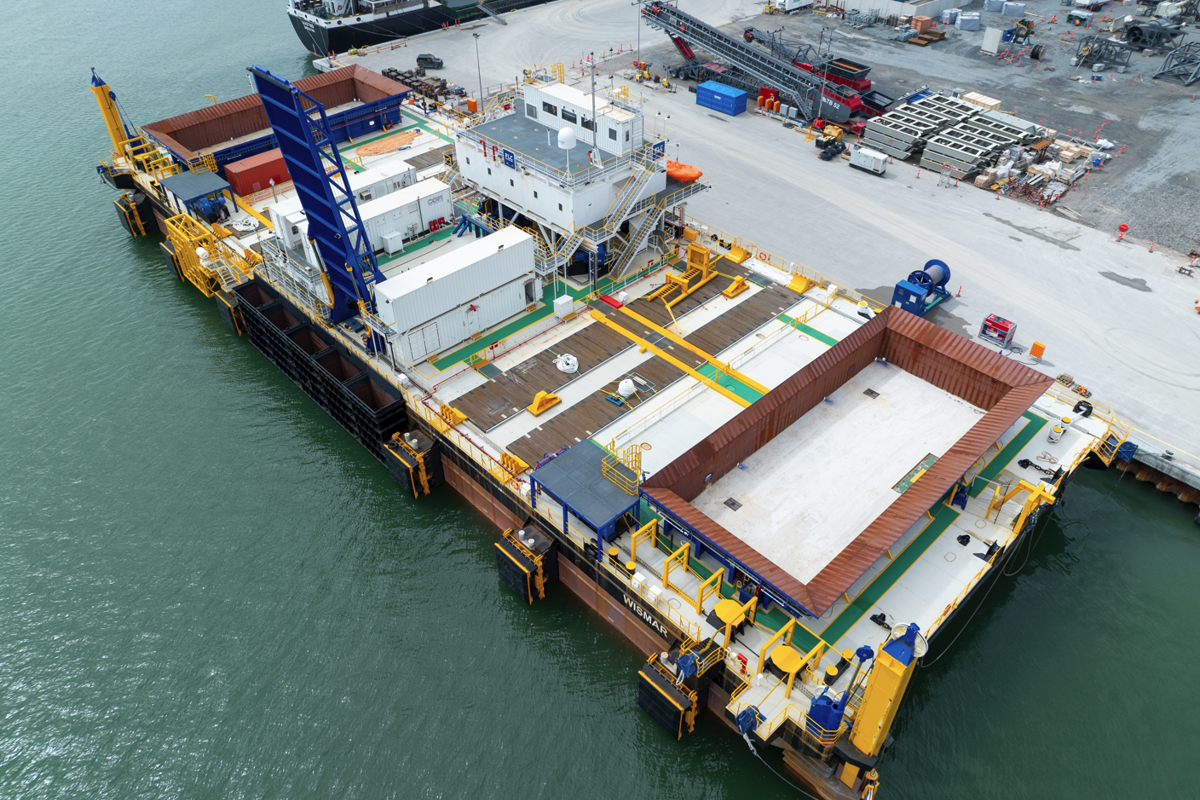 Protection Layer Pontoon er ankommet til arbejdshavnen i Rødbyhavn